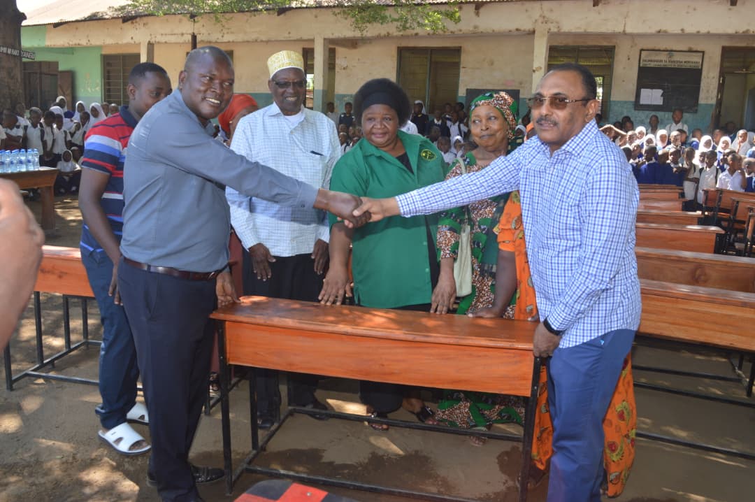 MBUNGE ABOOD AKABIDHI MADAWATI 526 KWA SHULE ZA MSINGI MOROGORO MJINI ...