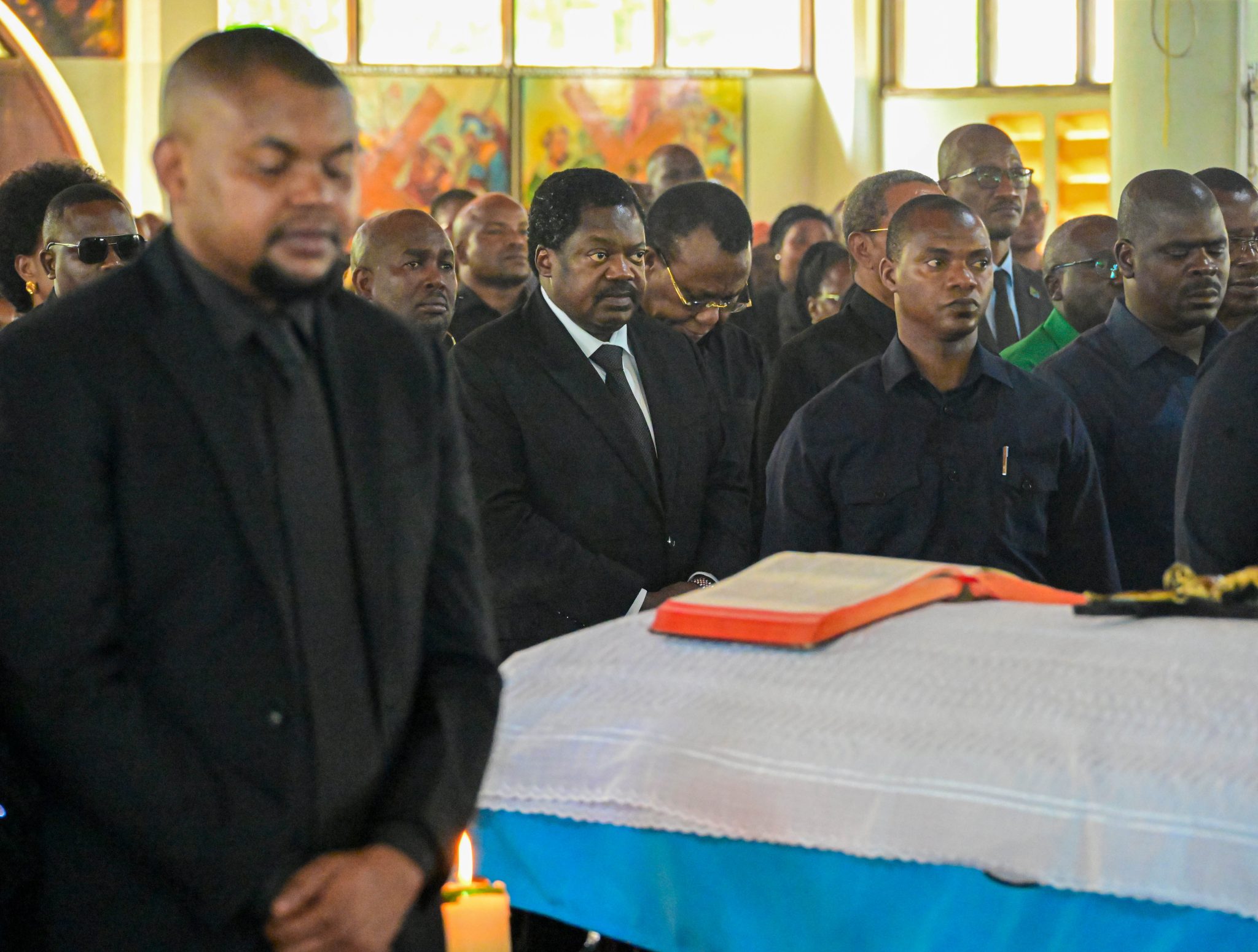 MAKAMU WA RAIS AKITOA HESHIMA ZA MWISHO WAKATI WA KUAGA MWILI WA ...