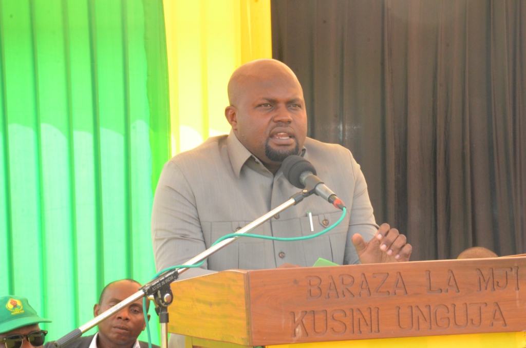 WAZIRI WA VIJANA ,AJIRA NA UWEZESHAJI AWEKA JIWE LA MSINGI UJENZI WA ...