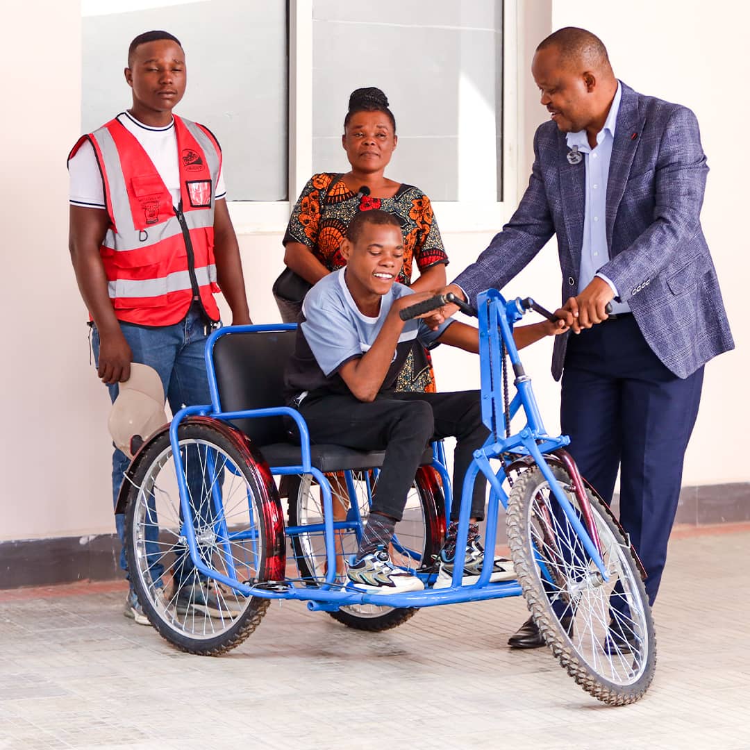 MANISPAA YA KIBAHA YAMKABIDHI BAISKELI MAALUM KIJANA MWENYE ULEMAVU WA ...