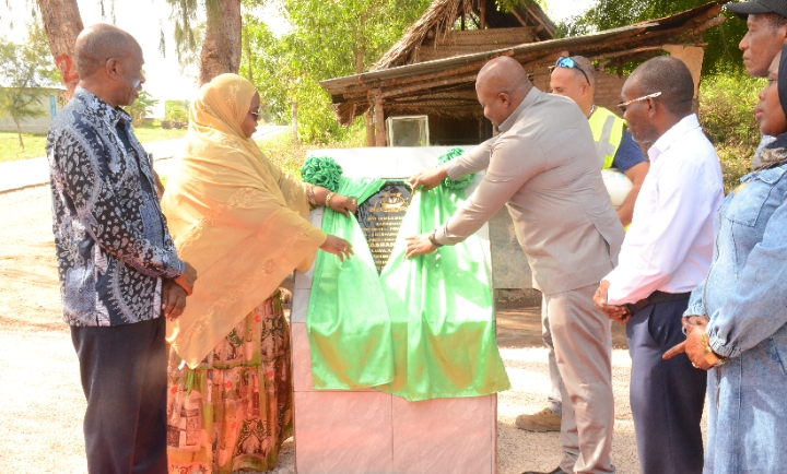 WAZIRI WA VIJANA ,AJIRA NA UWEZESHAJI AWEKA JIWE LA MSINGI UJENZI WA ...