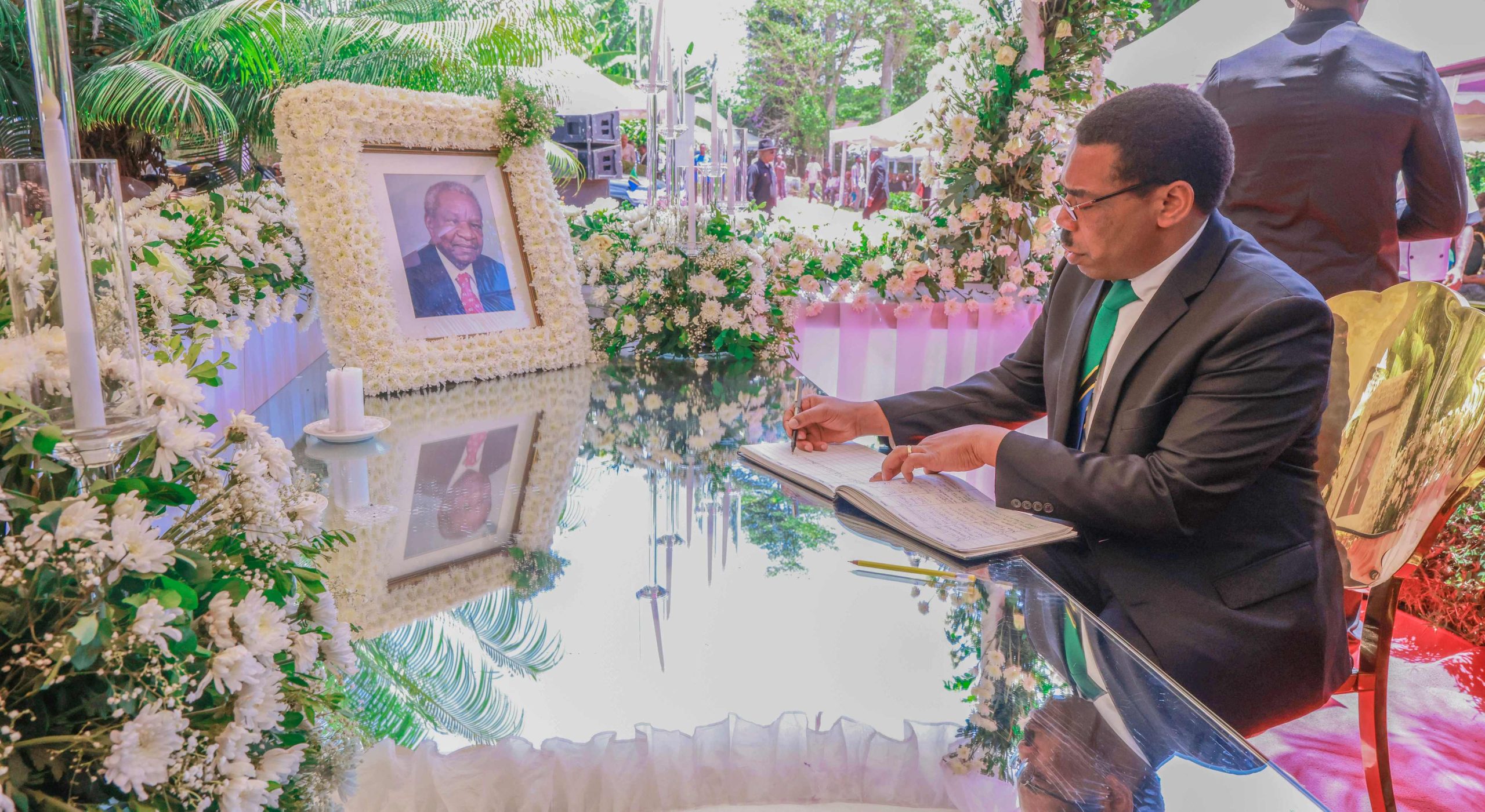 DKT. MWIGULU ASAINI KITABU CHA MAOMBOLEZO YA MSIBA WA MZEE EDWIN MTEI ...