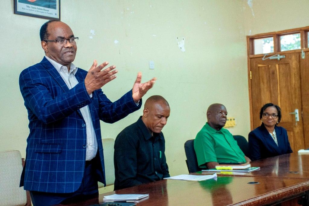 DKT. AKWILAPO: MSITOE MAAMUZI YA KUWAFURAHISHA WATU – Full Shangwe Blog